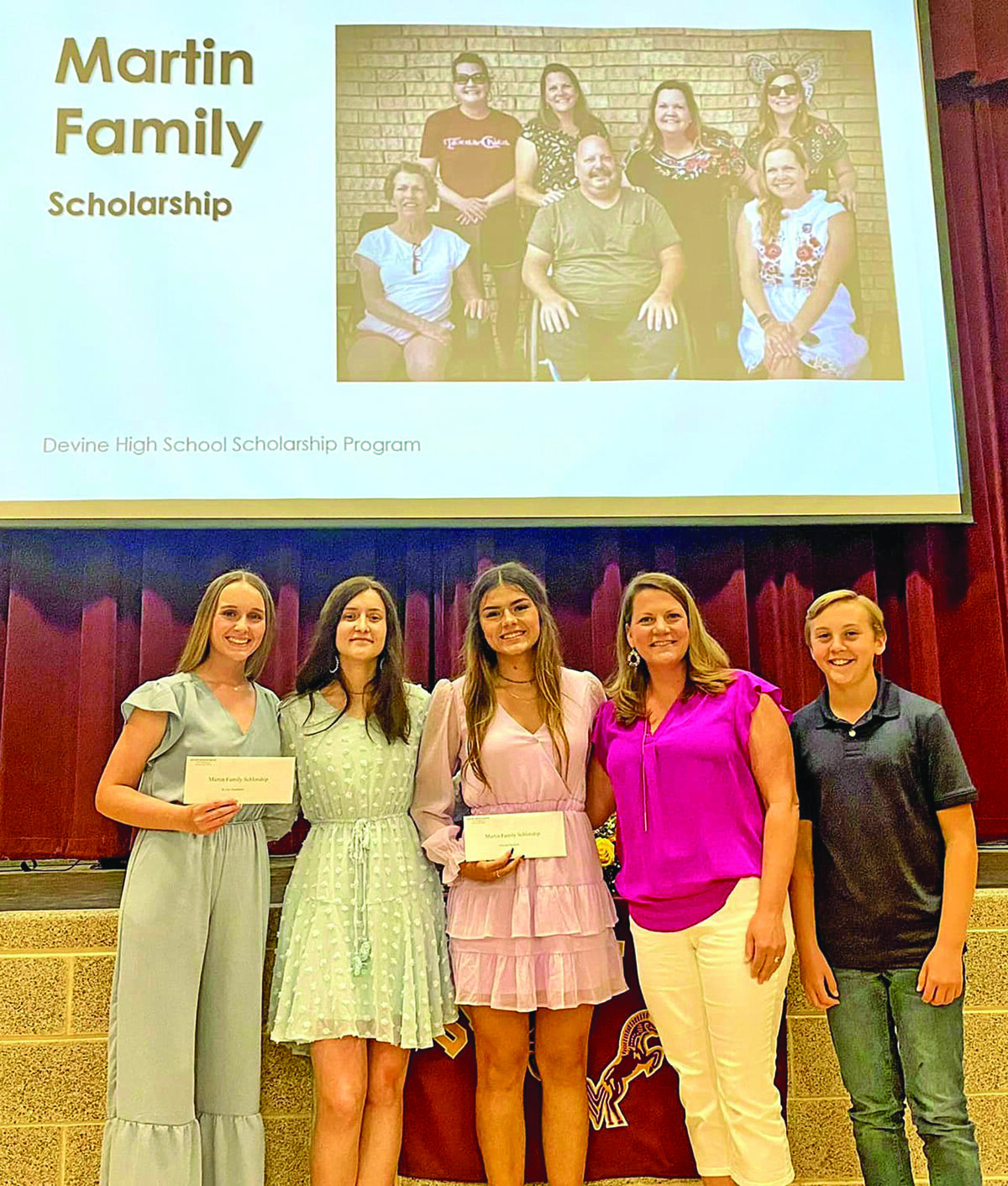 Devine seniors receive over $92k in scholarships – The Devine News