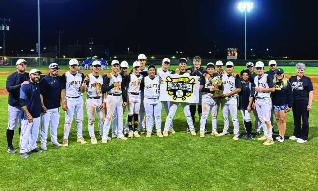 Lytle Pirates faced Natalia; capture District – The Devine News